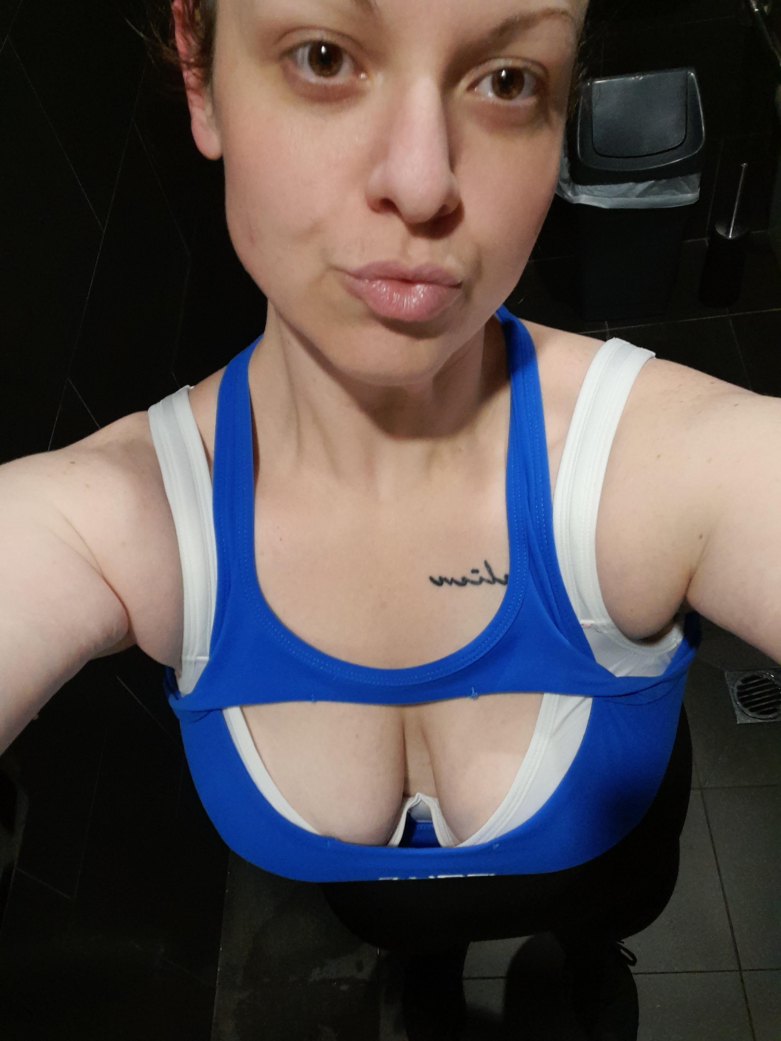 Toilet gym selfie after a shoulder workout 🤫 | Scrolller