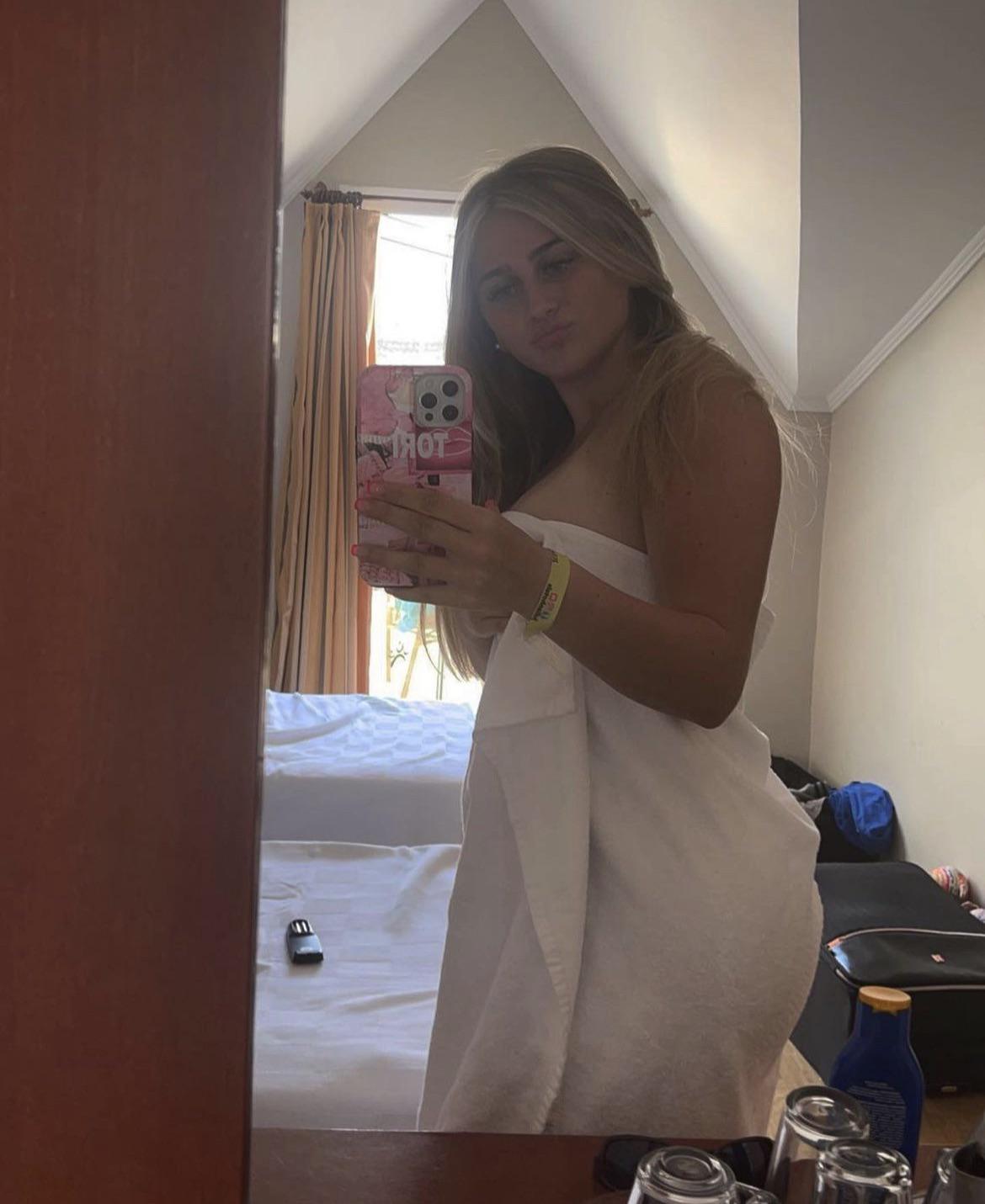 Tori teasing us with the towel | Scrolller