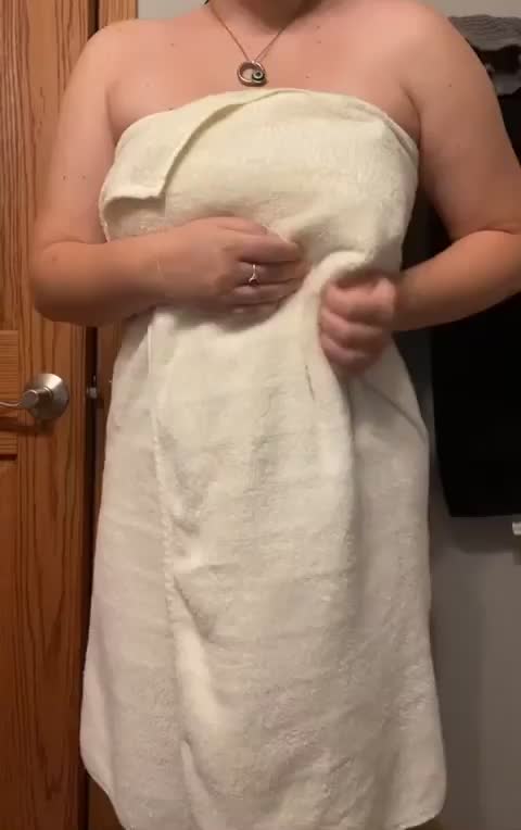 Towel drop straight out of the shower💕 | Scrolller