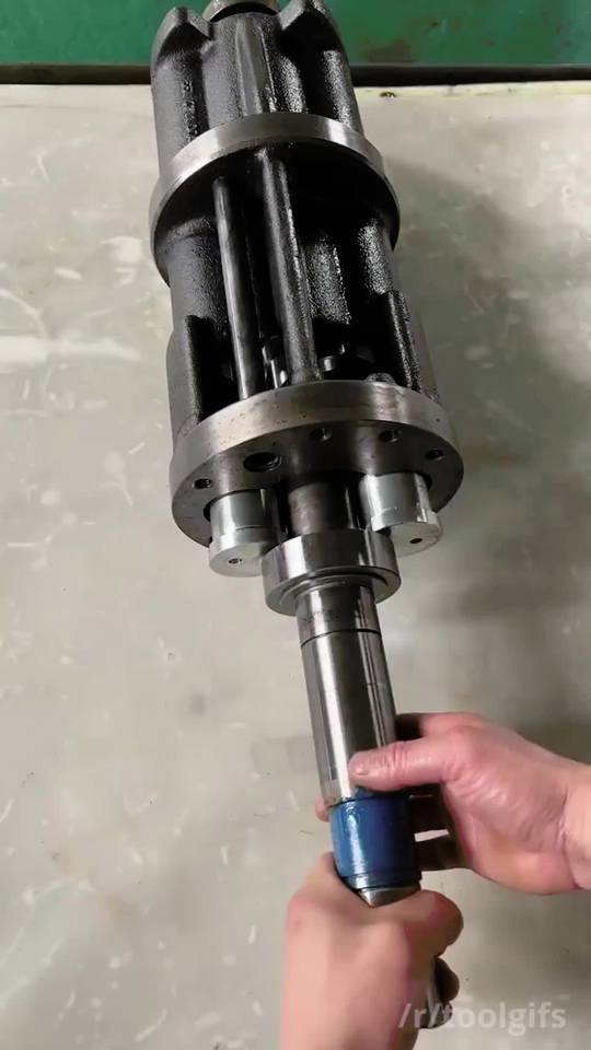 Triple screw pump | Scrolller