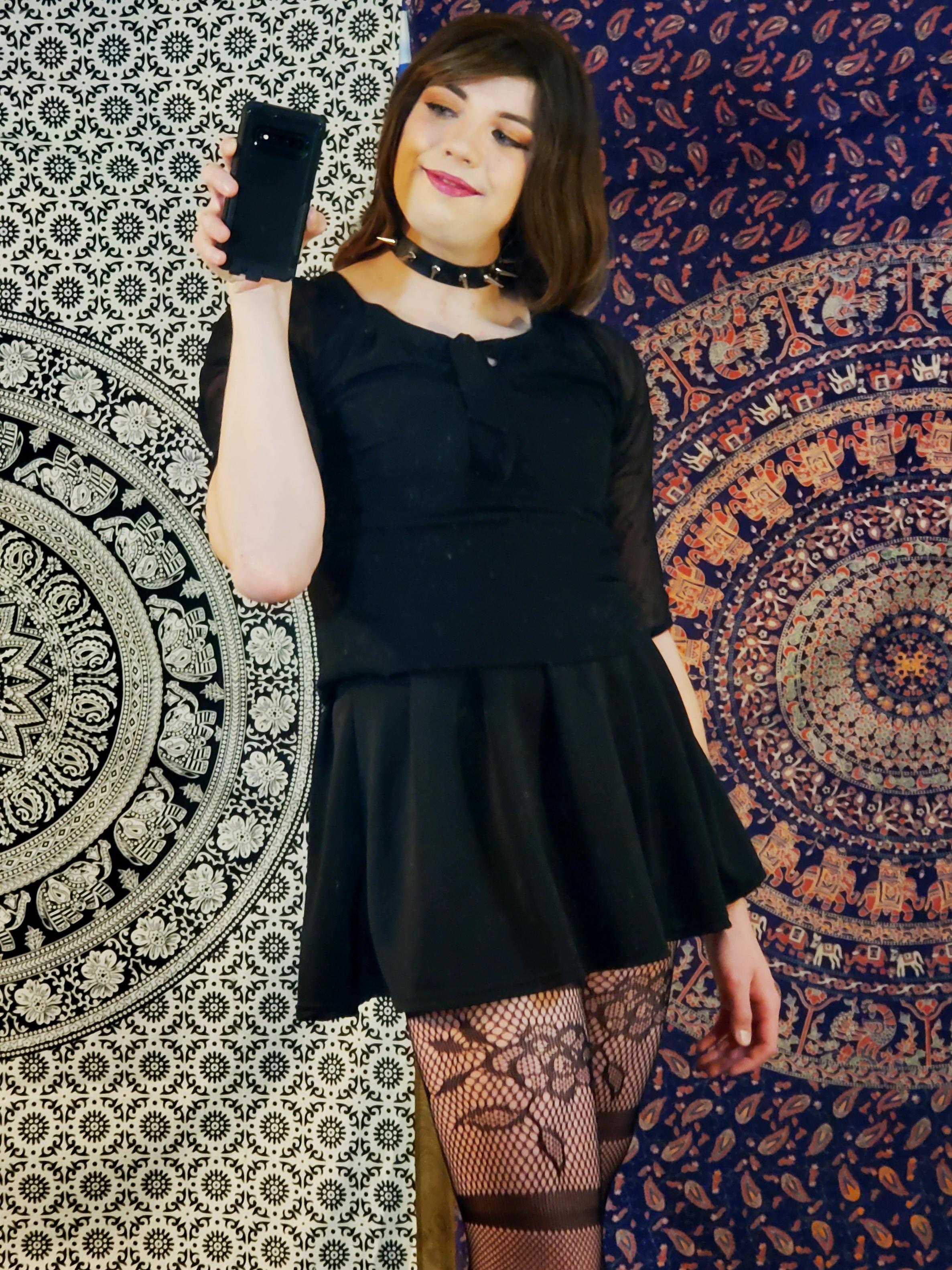 Trying out a punk/alt look 🖤 | Scrolller