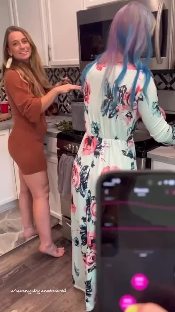 Trying to stay focused on cooking dinner [GIF] | Scrolller