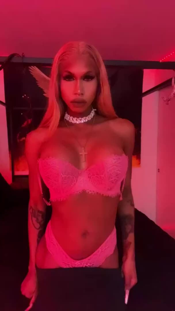 TS with a bulge 🍆 | Scrolller