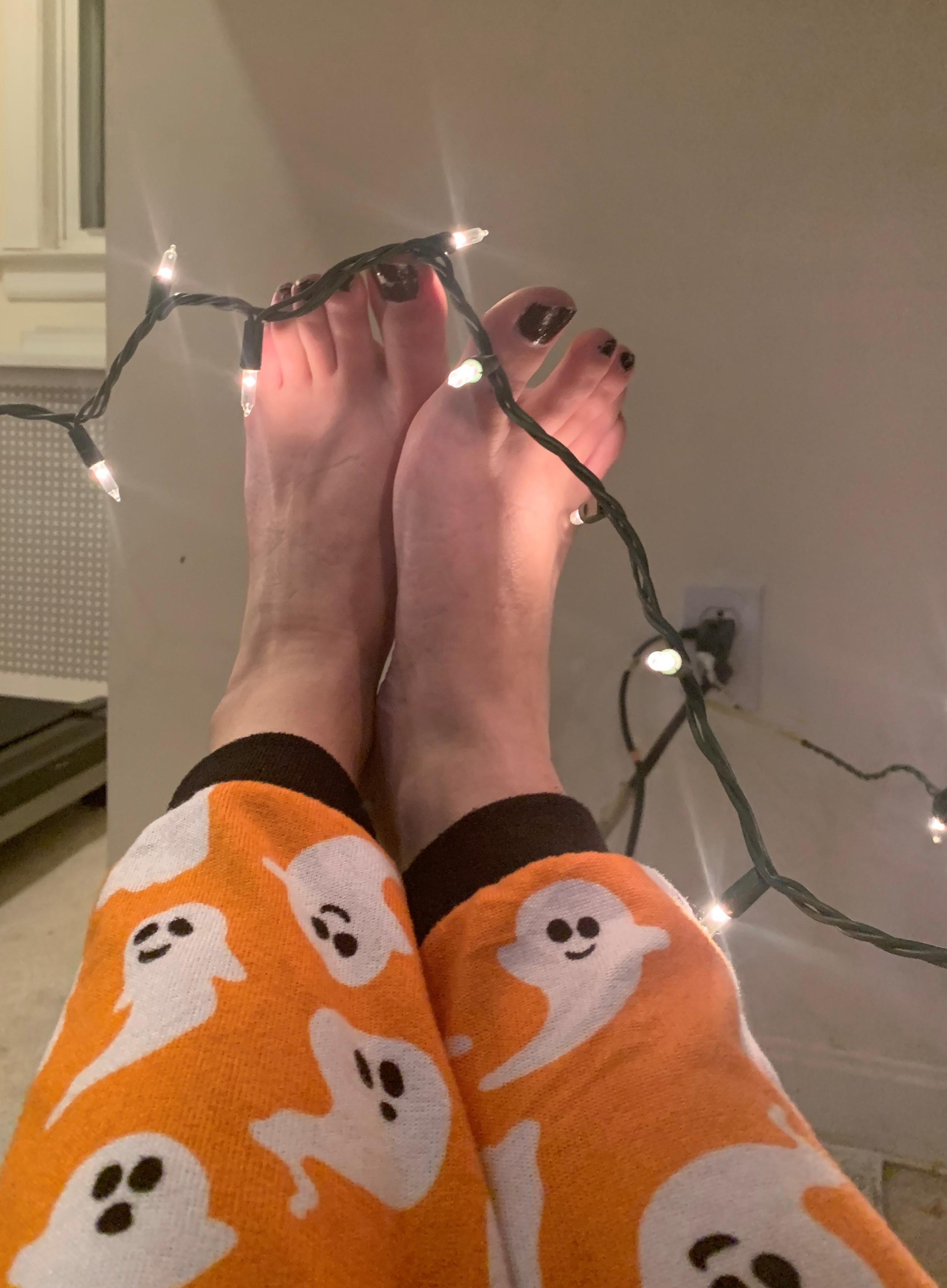 Twinkly lights between my toes | Scrolller
