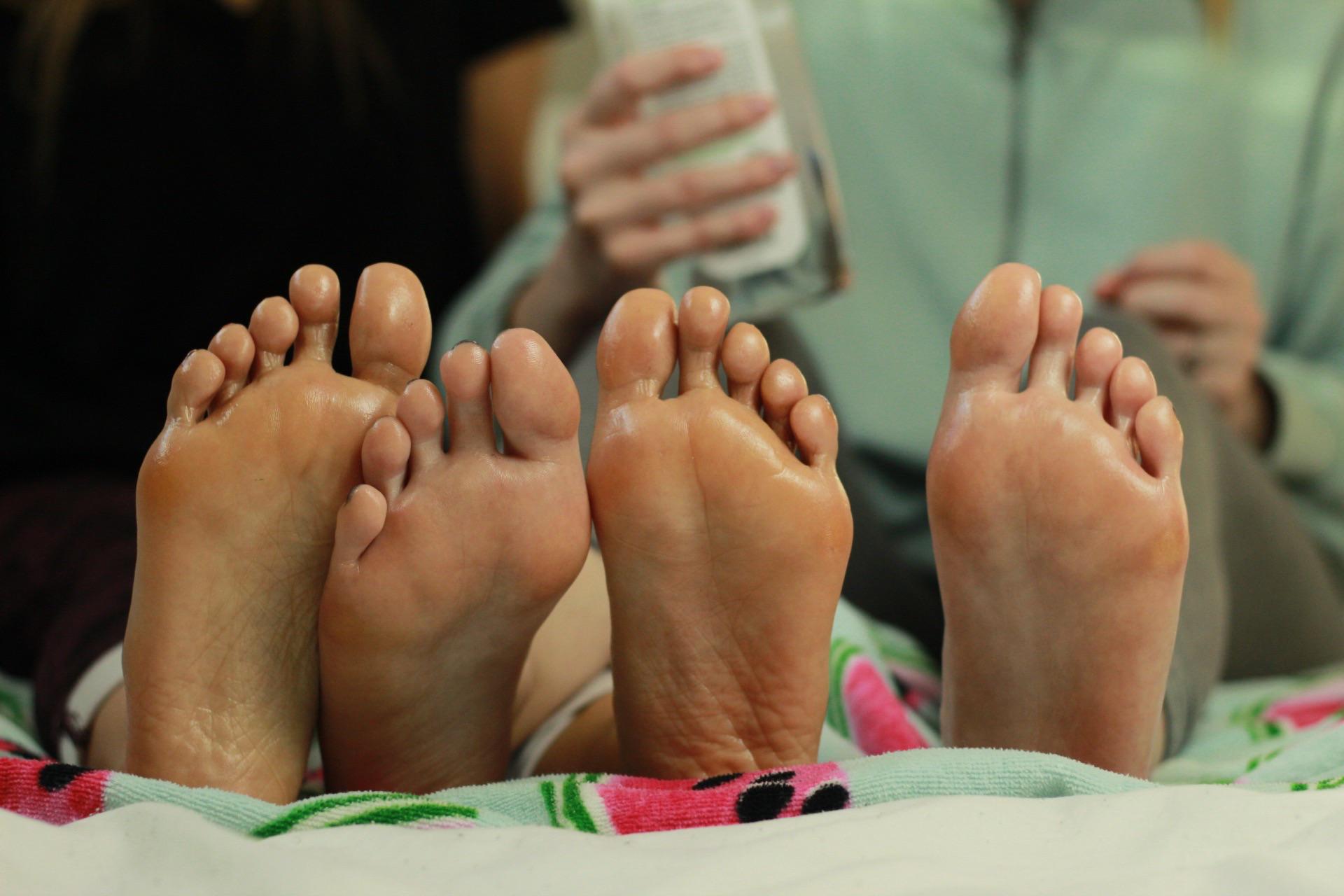 Two pairs of oily soles better than one? 😘😘 | Scrolller