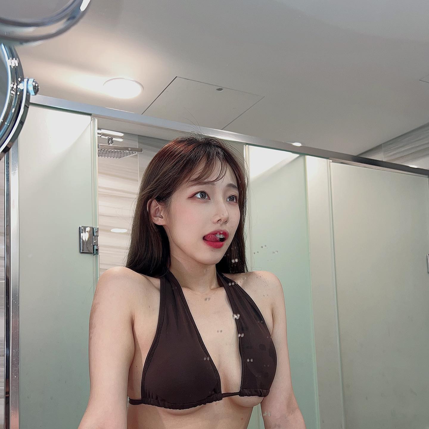 Underboob peek | Scrolller