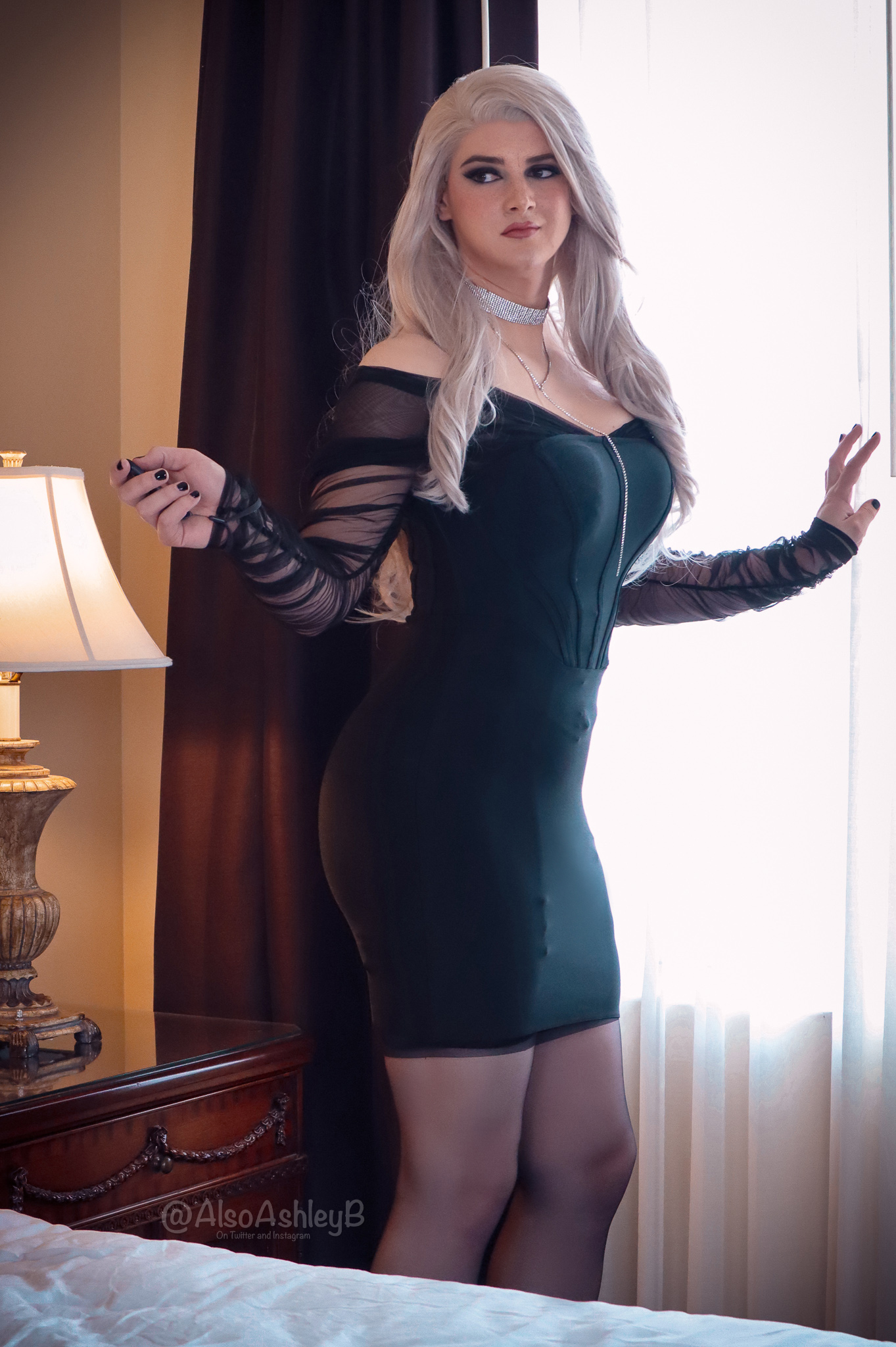 Waiting for room service... 😏 | Scrolller