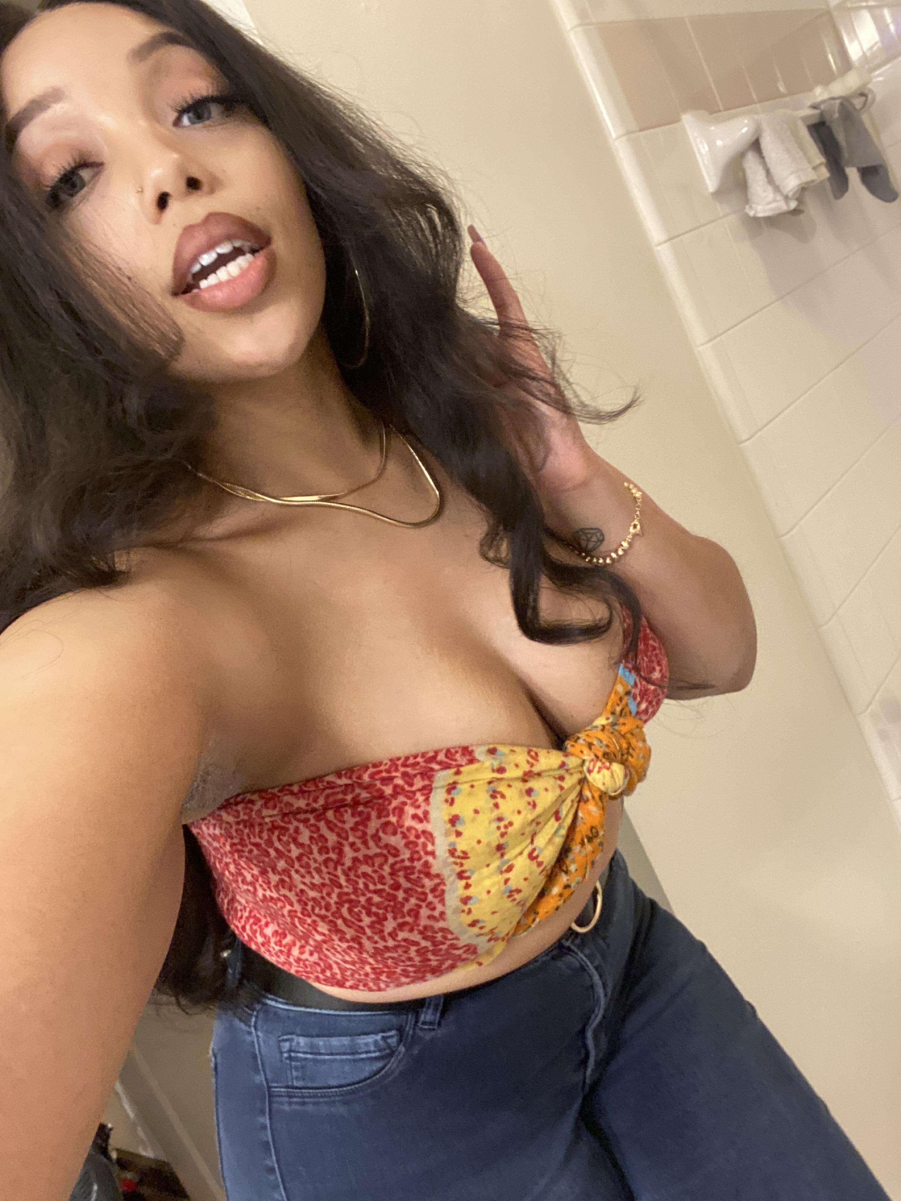 Let's take a quickie before going back to the party | Scrolller