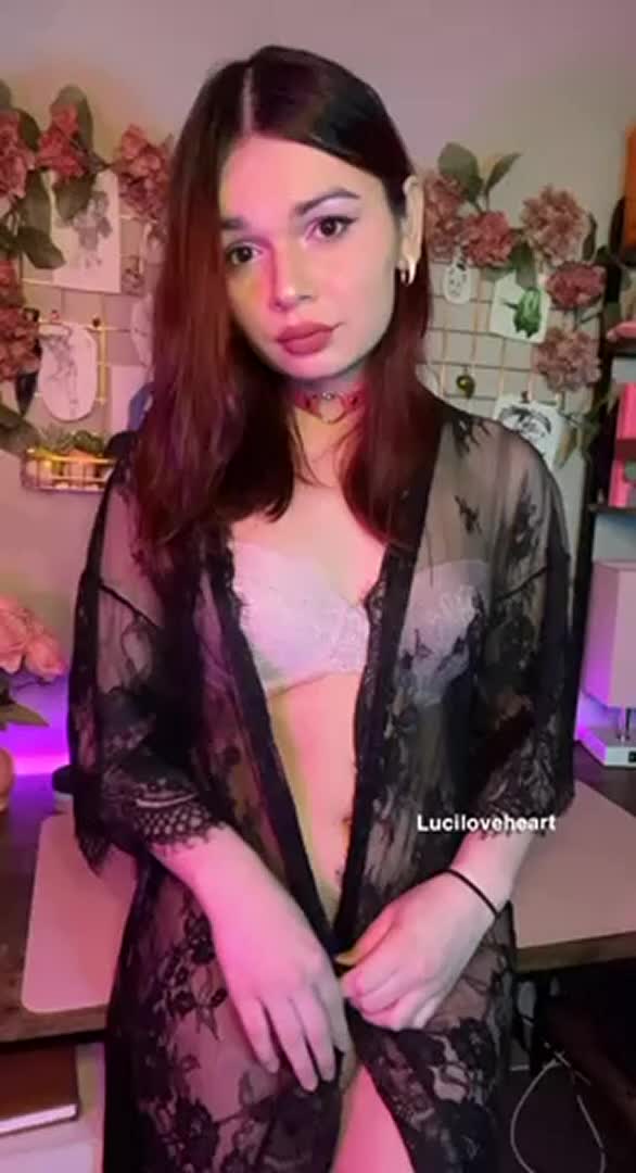 Wanna make out 😳 | Scrolller