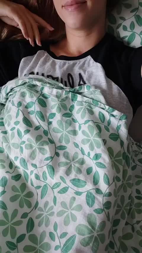 Wanna spend the whole Sunday cuddling in bed with me?:3 [F] | Scrolller