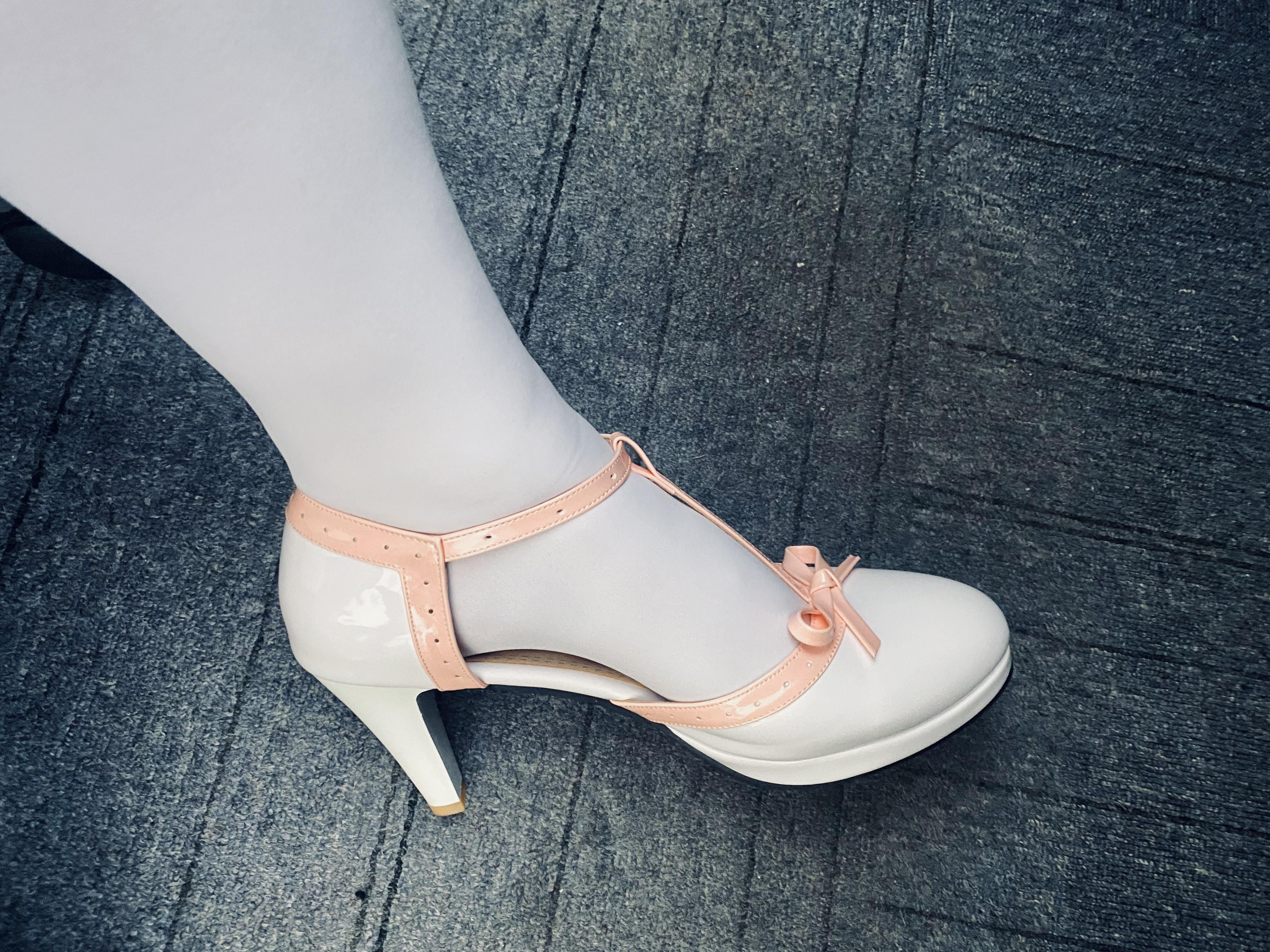 Wearing my new heels to work 👠 | Scrolller