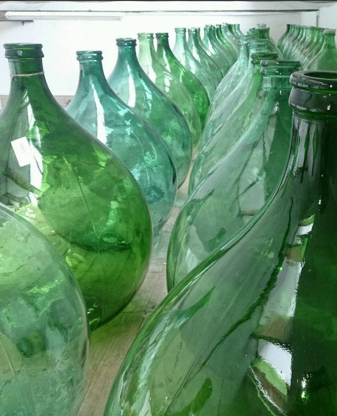 what are these large green bottles called in Italian? | Scrolller