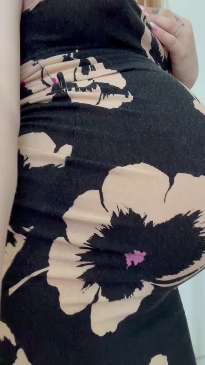 What I love about summer is that I can wear things that show my bump | Scrolller