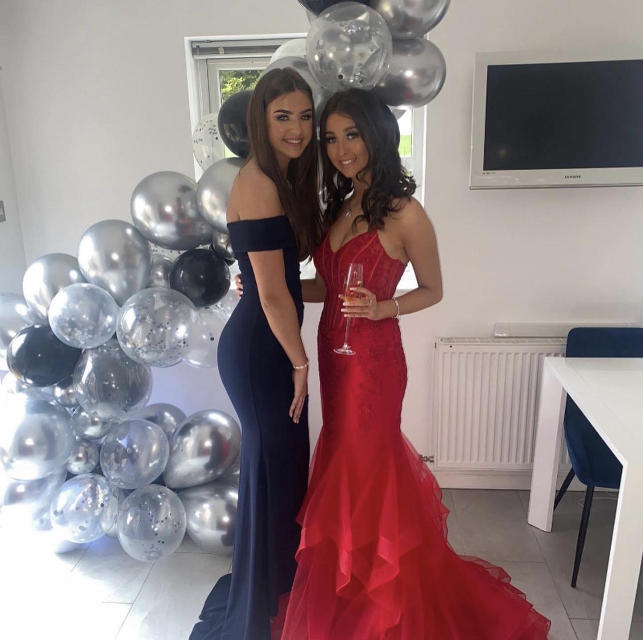 Which chav ? Karina(L) or Katie(R) | Scrolller