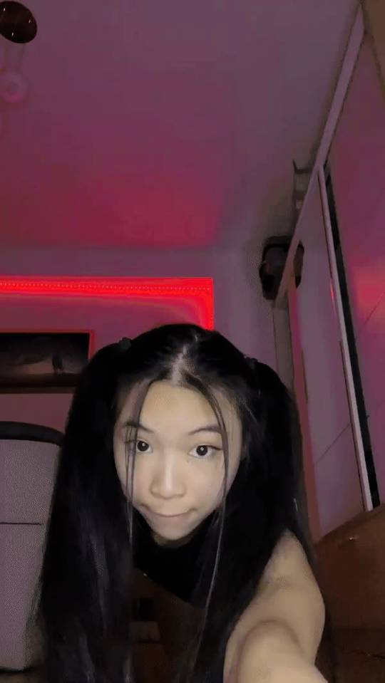 Which one you sucking first? | Scrolller