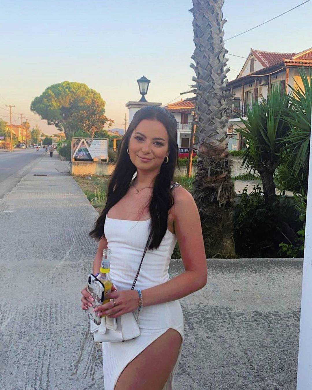 White dress | Scrolller