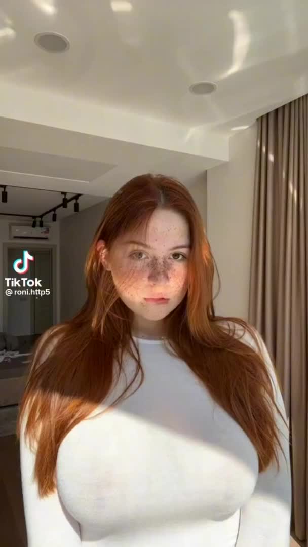 White shirt bouncing | Scrolller