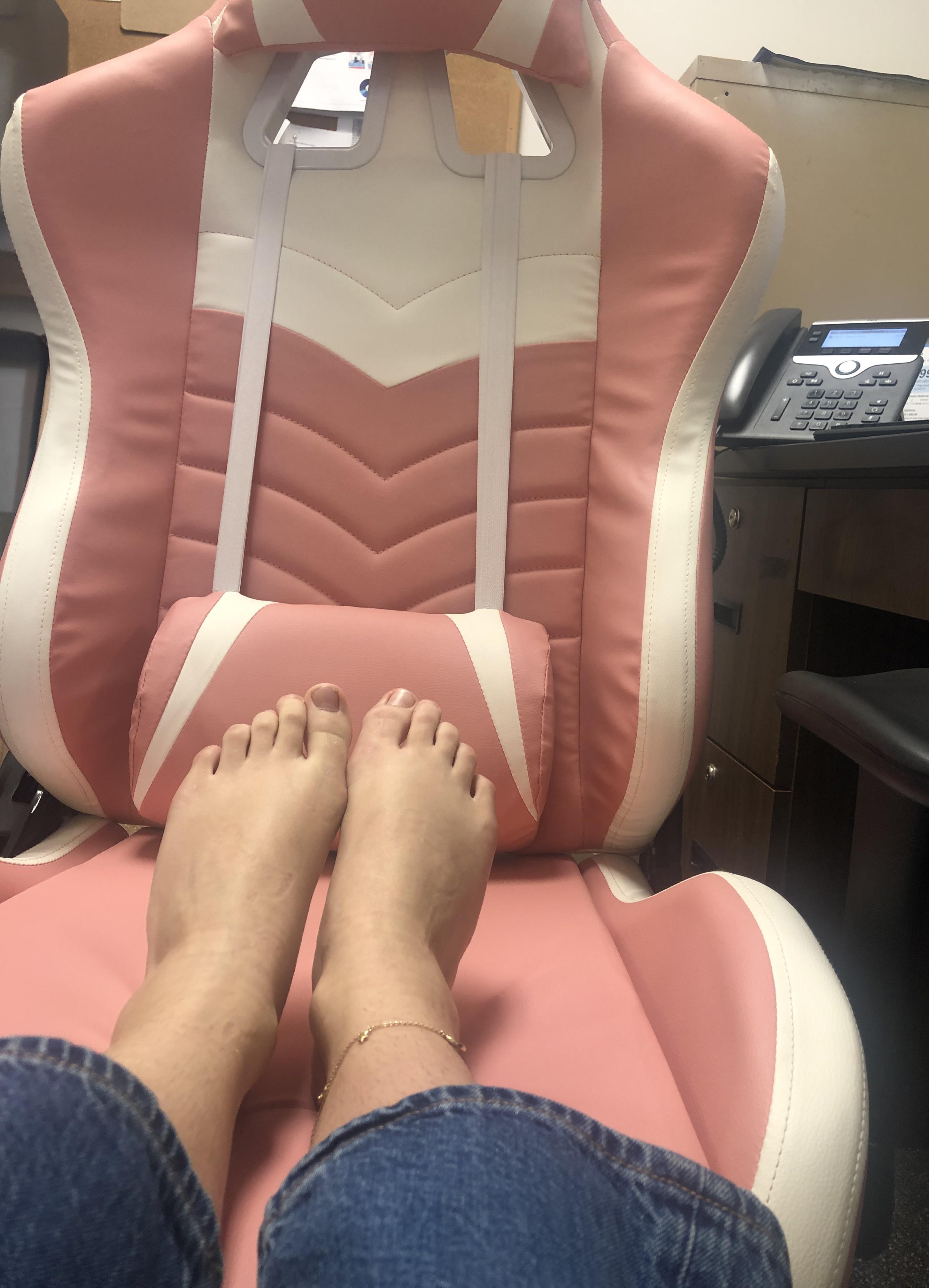 who’s gonna rub my feet after work 🥺 | Scrolller