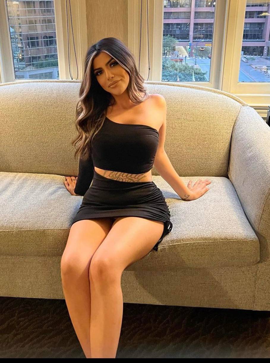 Who wanna jerk to her | Scrolller