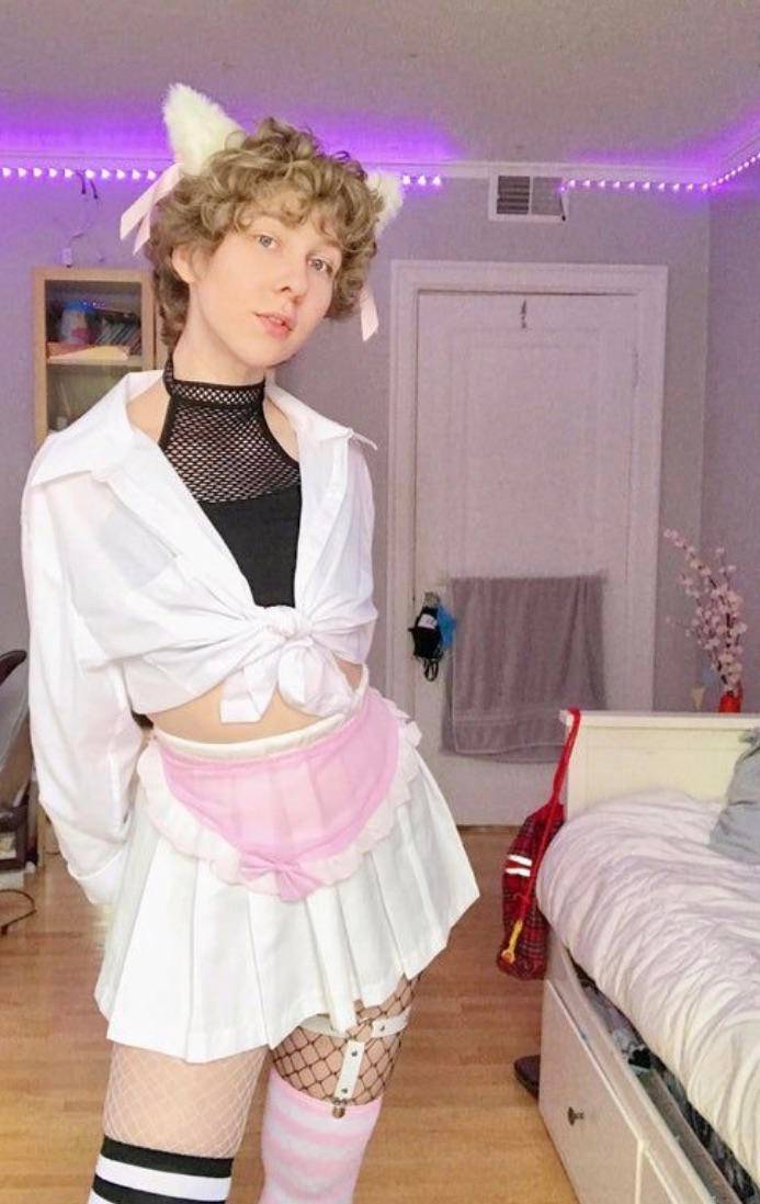 who wants to take a peak under? | Scrolller