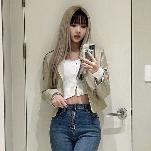 why does yoohyeon love to tease us so much. she deserves to be gangbanged on stage for her ...
