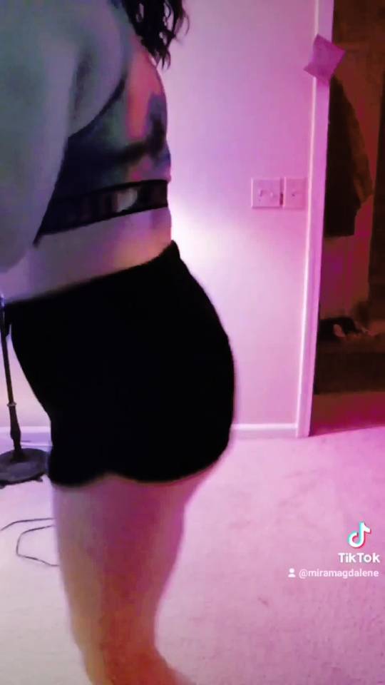 Wiggle wiggle | Scrolller