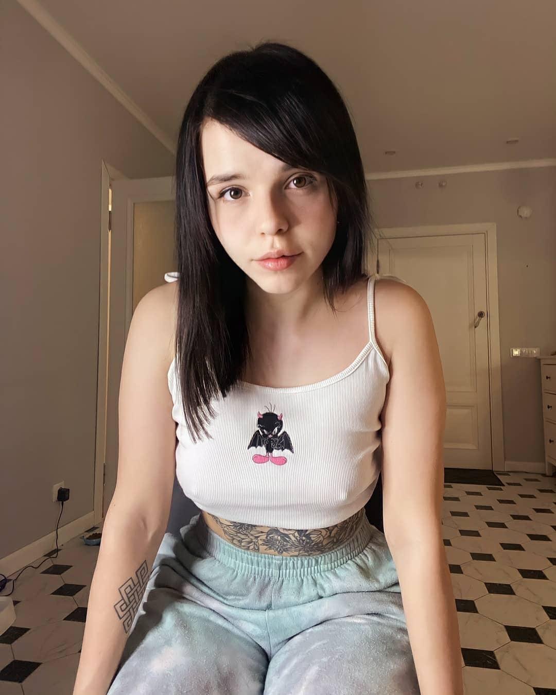 Woke up in a braless mood again… | Scrolller