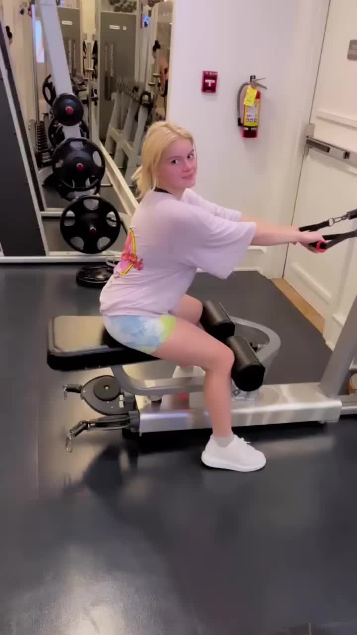 Working out on her vacation | Scrolller