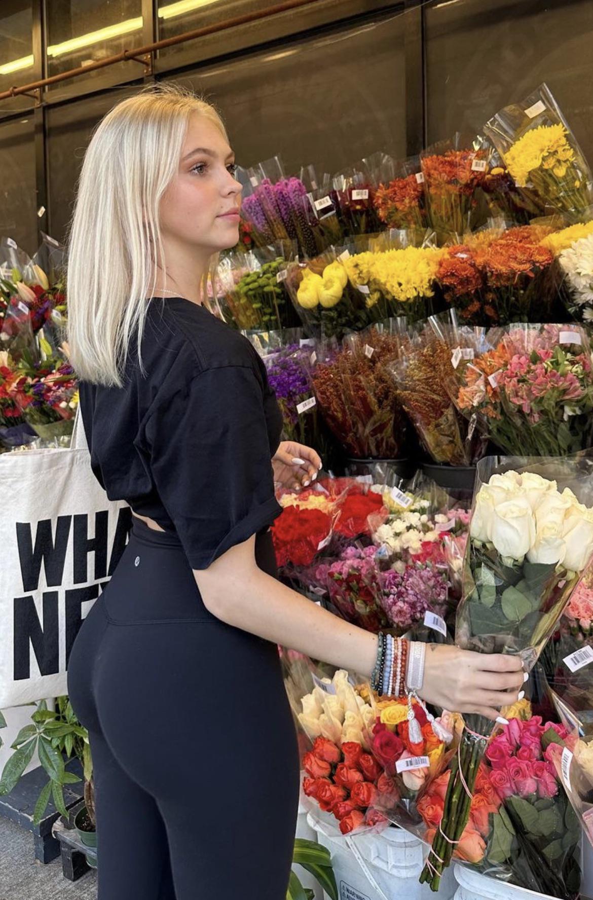 Would you buy her flowers 💐 | Scrolller