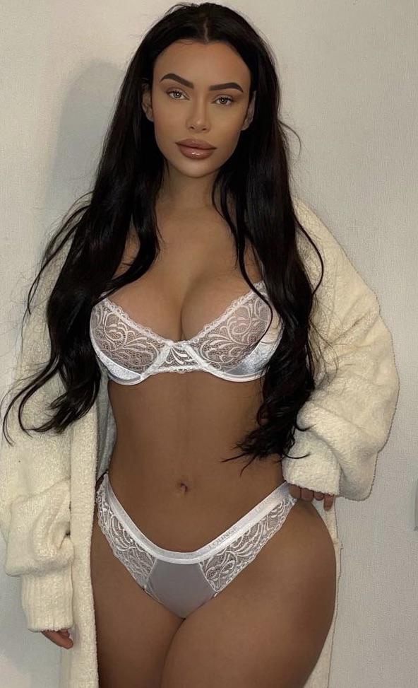 Yasmine pierards | Scrolller