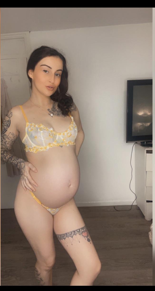 Yellow is really suited to me 🤰🏻 | Scrolller