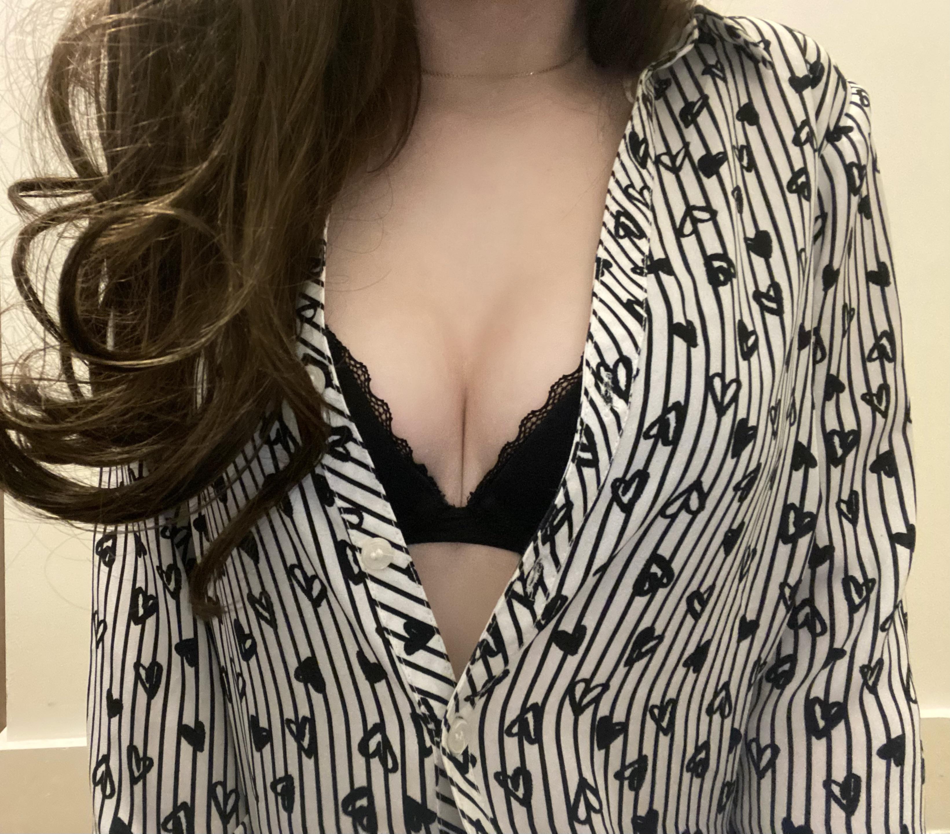 Your favourite tits in the office | Scrolller