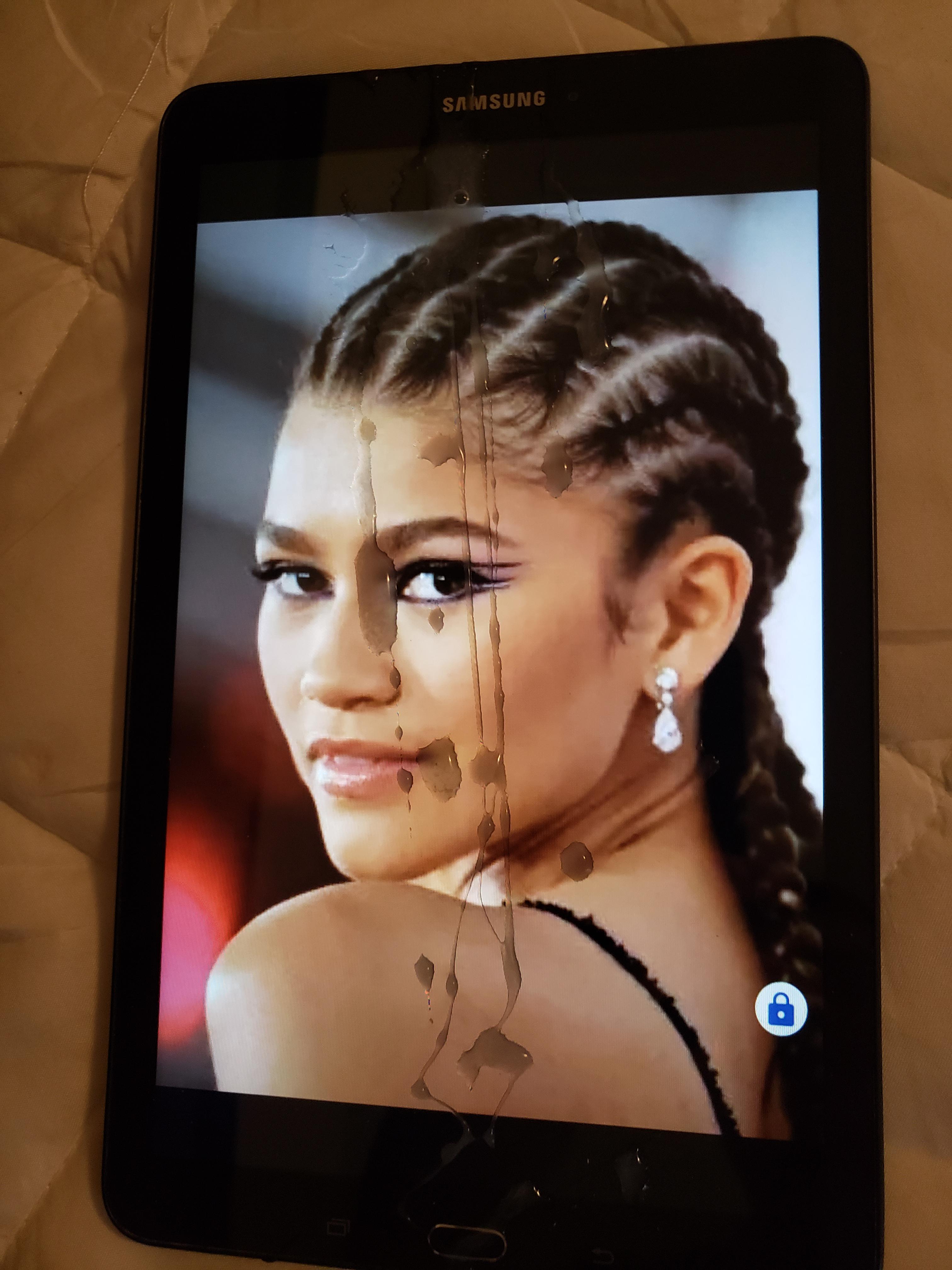 Zendaya has the perfect face for cum | Scrolller