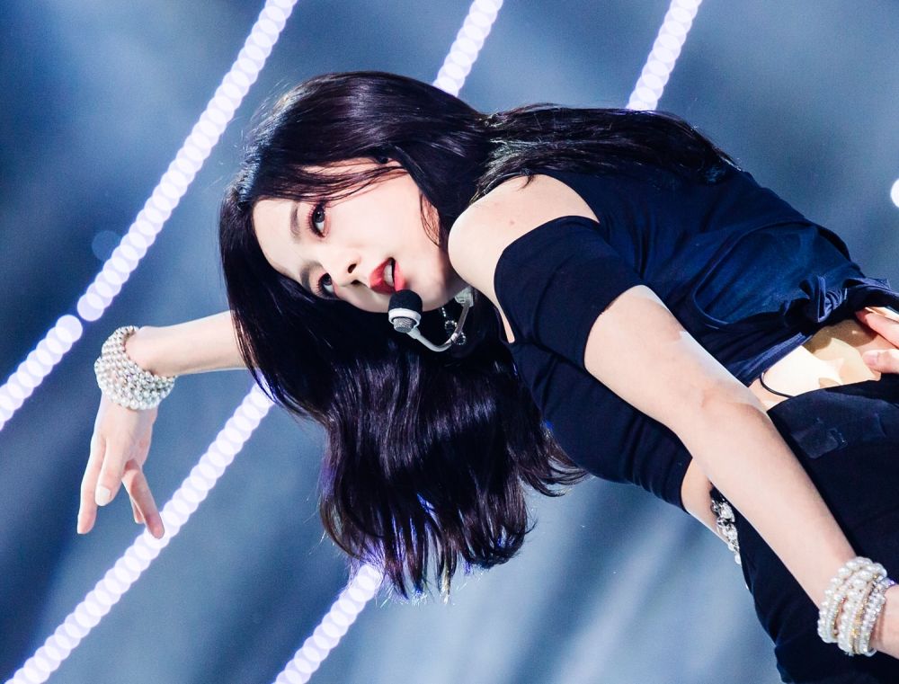 180708 Jisoo | Scrolller