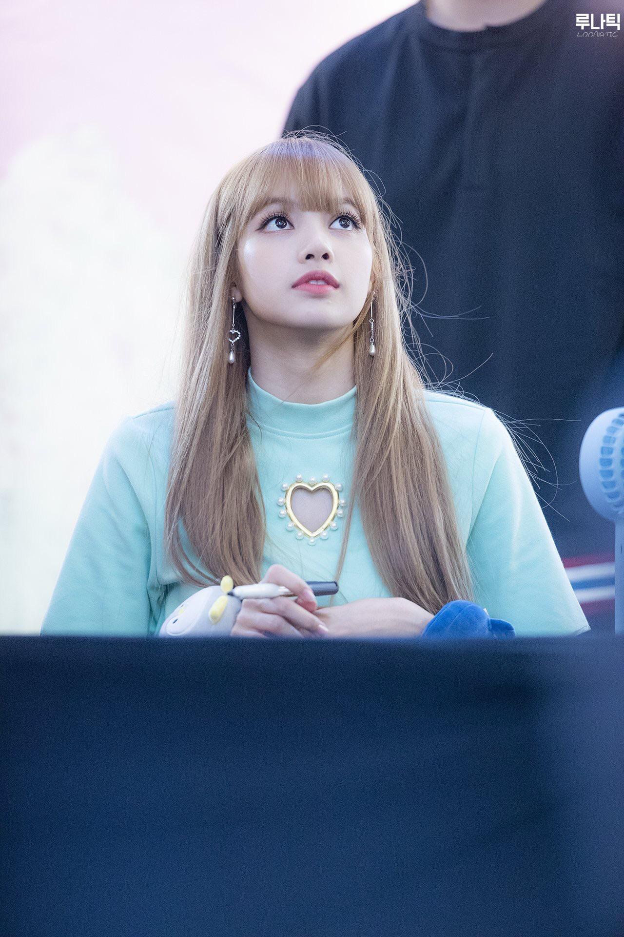 180708 Lisa | Scrolller