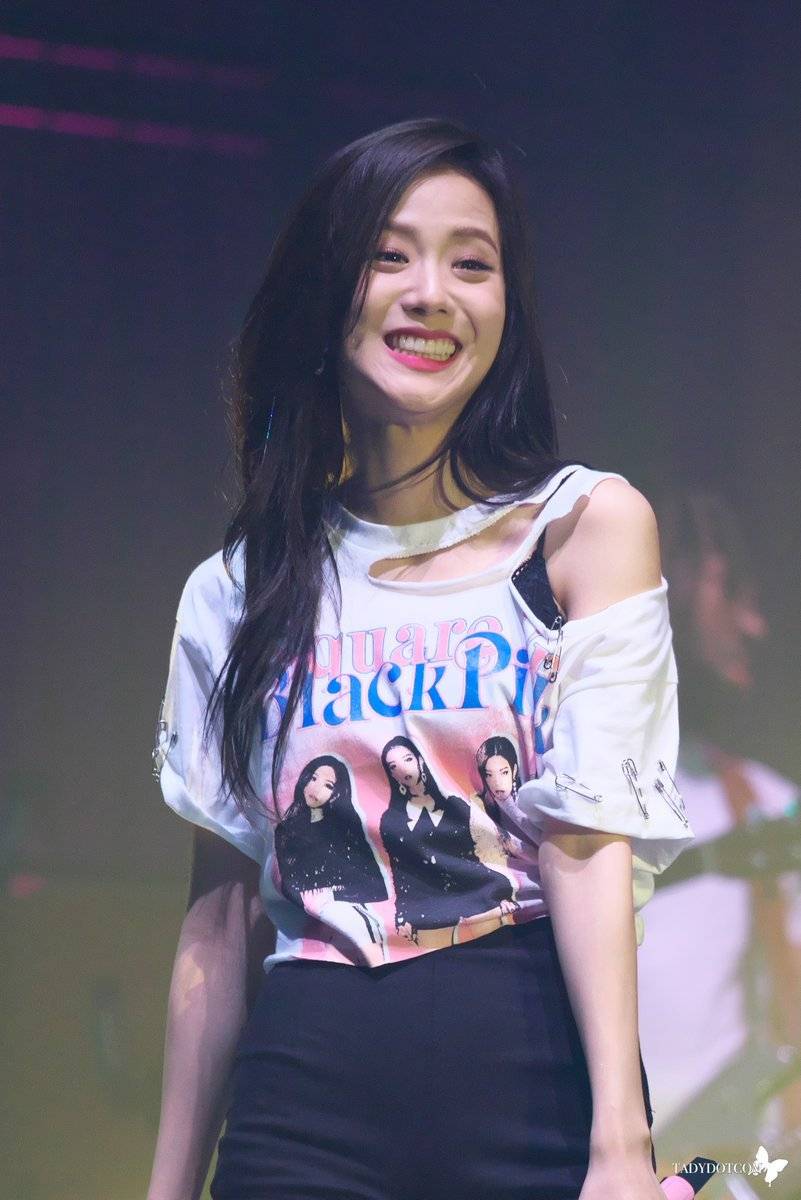 181111 Jisoo | Scrolller