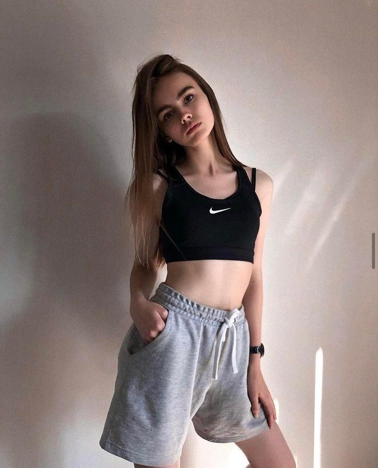 [18F] Am I too big , too small or JUST RIGHT🤗☺️ | Scrolller