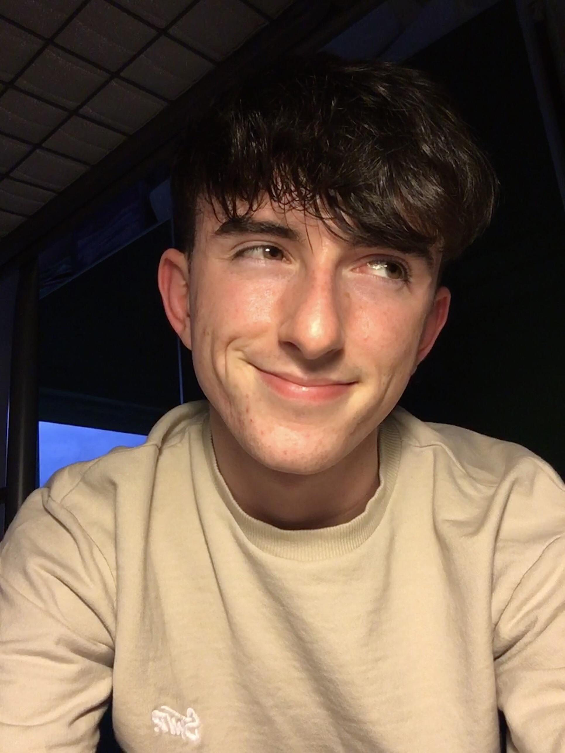 (18M) I hope you guys don’t mind selfies 😅 | Scrolller