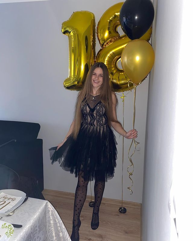 18th birthday golden and black balloons | Scrolller
