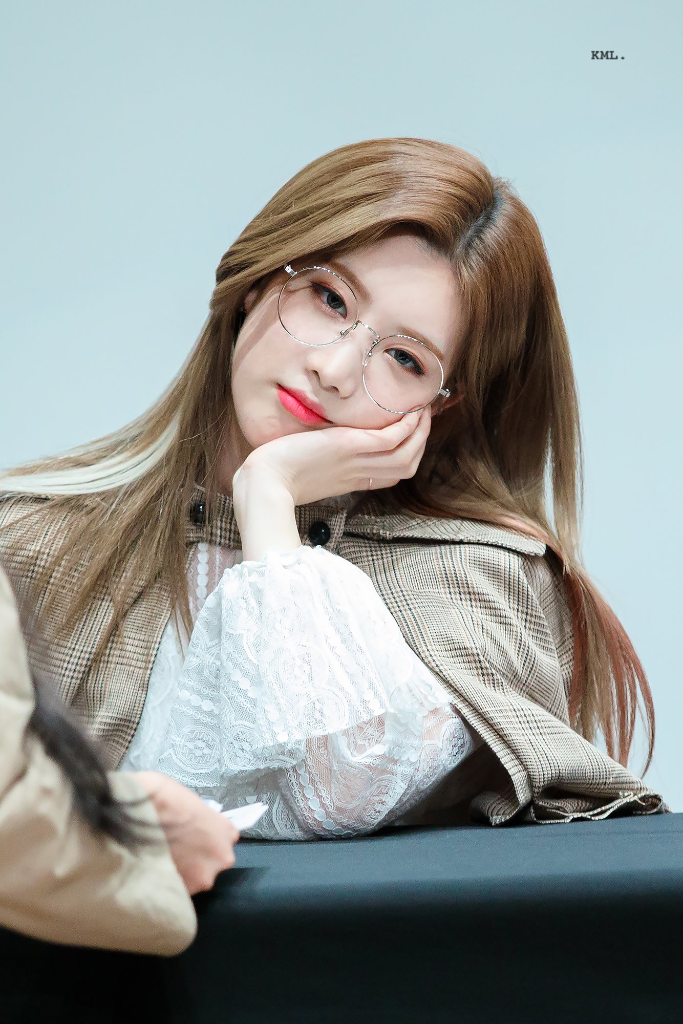 190323 Kim Lip | Scrolller
