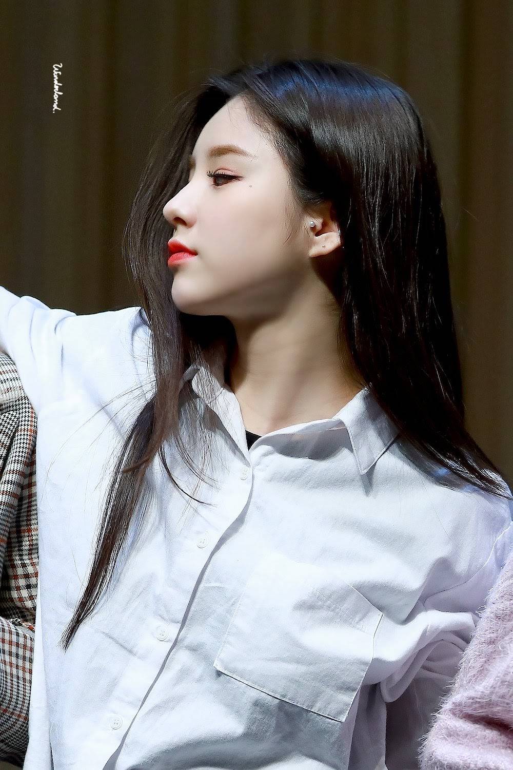 190406 Heejin by Bakery In Wonderland | Scrolller