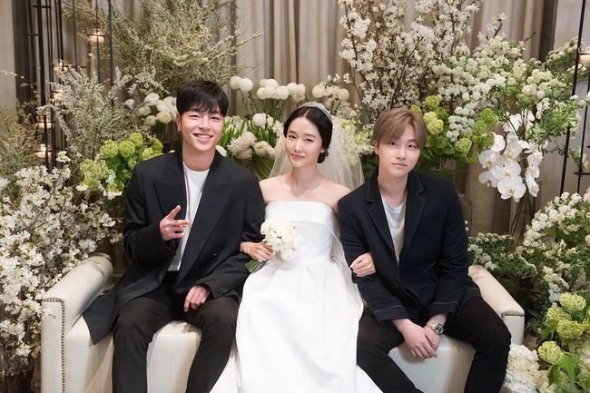 190427 Actress Lee Jung Hyun IG update thanking Ju-ne and Jay for attending her wedding | Scrolller
