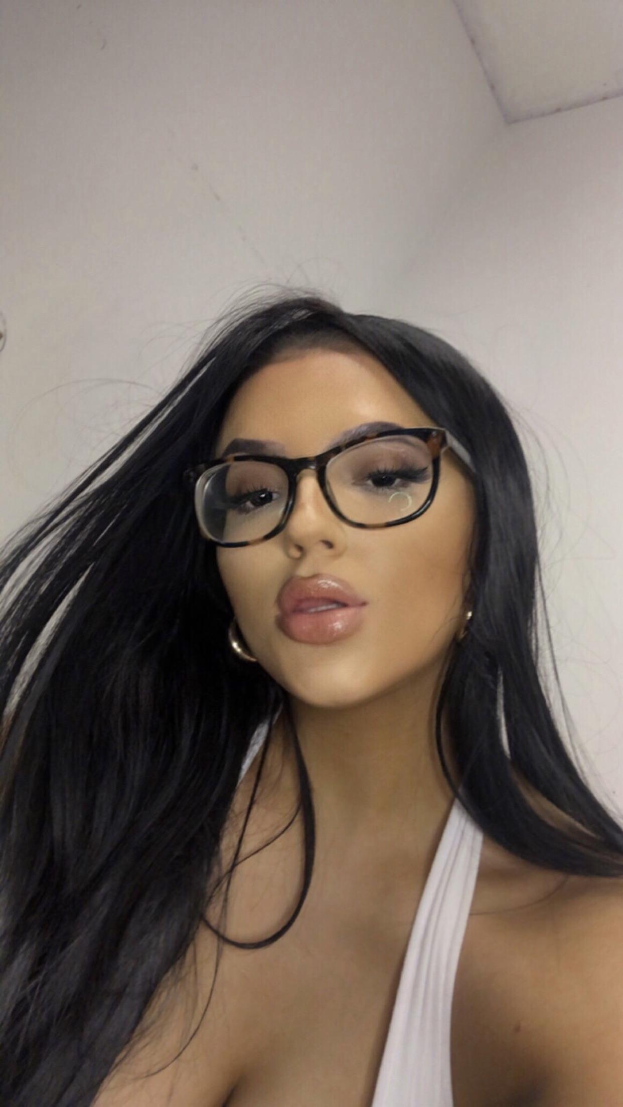 [19F] 🖤 | Scrolller