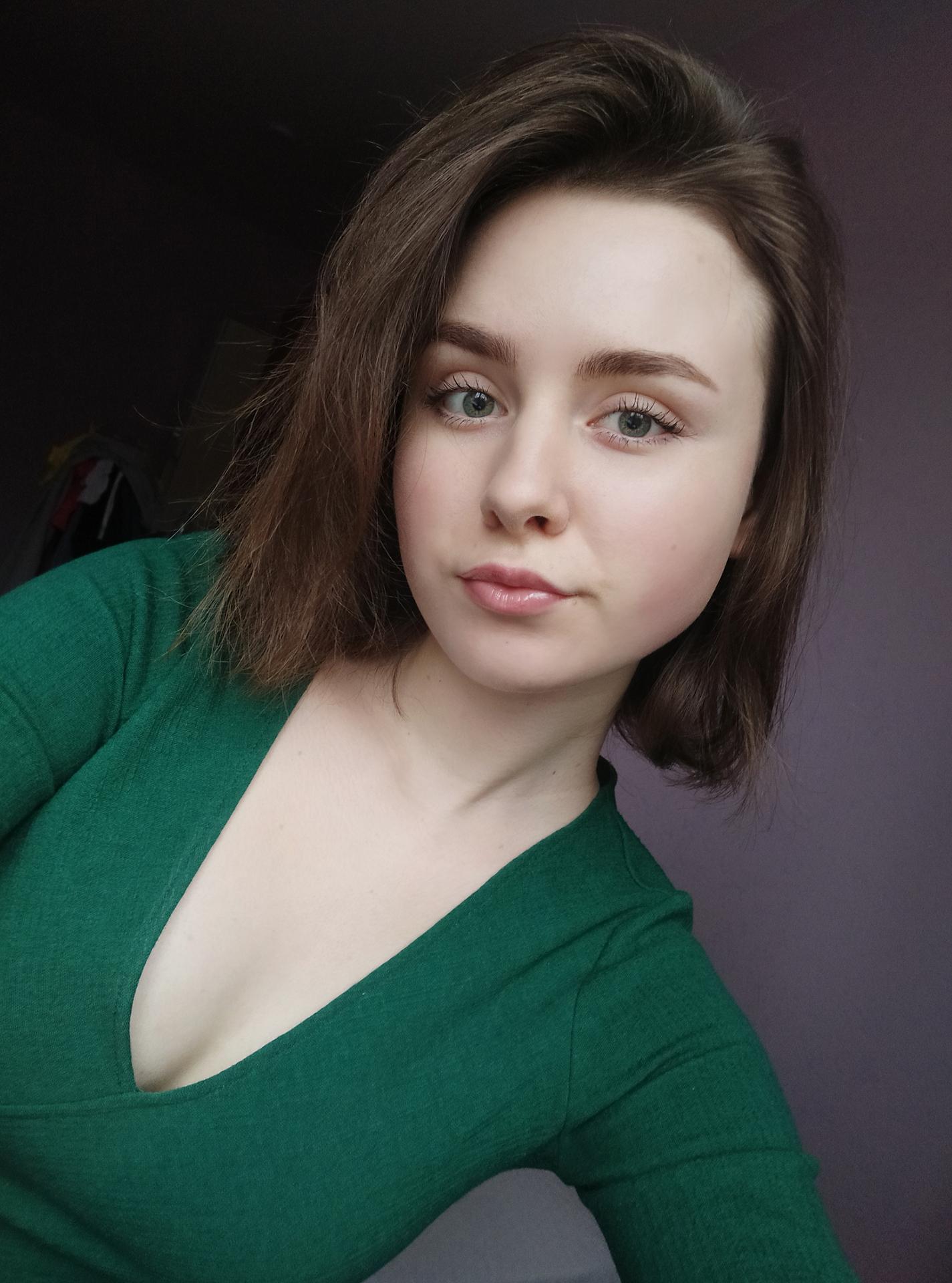 19F ☺️ | Scrolller