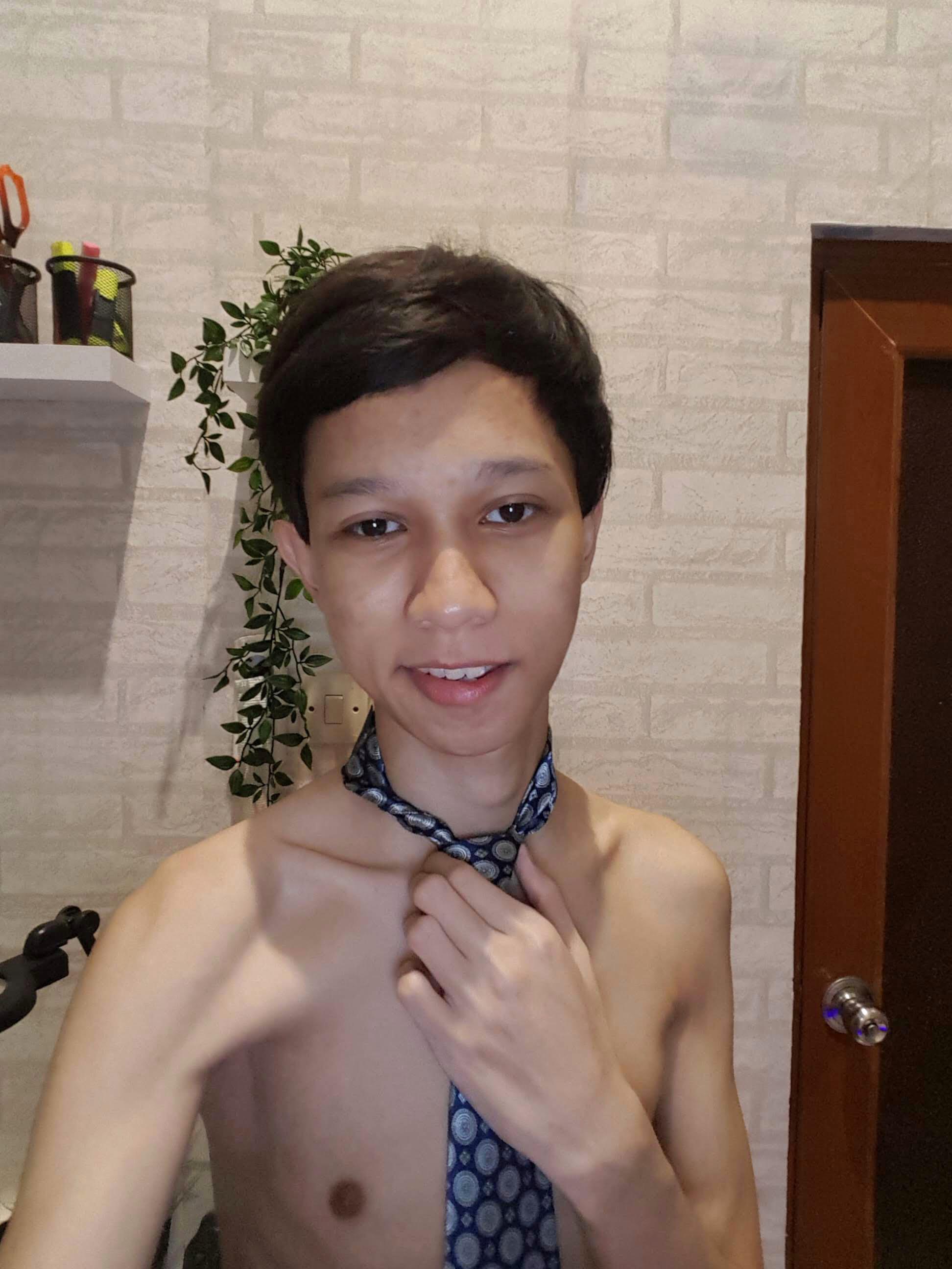 20yo gaymer boy with a tie taking a quick morning selfie 😊 | Scrolller