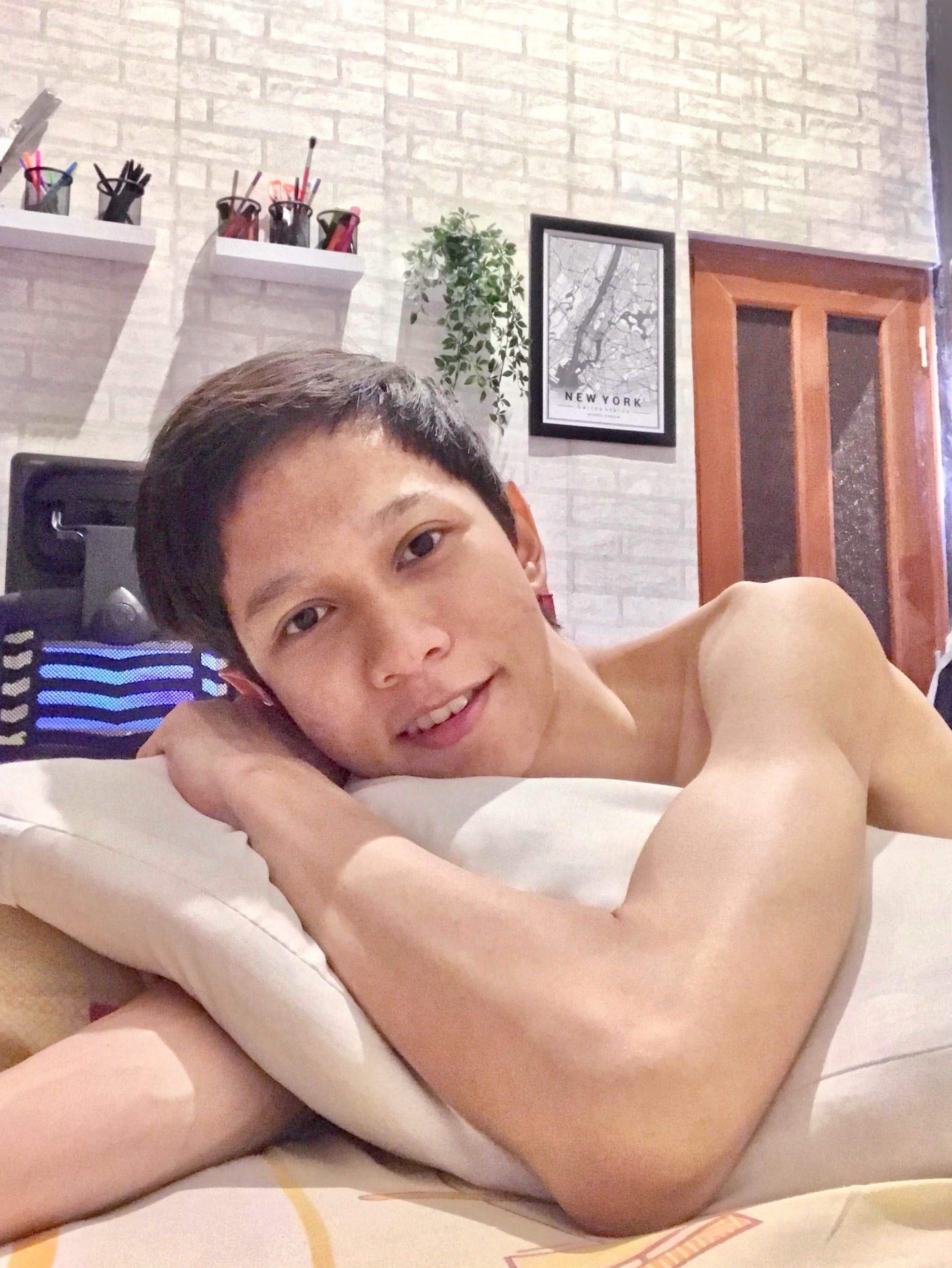 20yo hairless, cut, smooth young twink here, wishing you a great day 😘 ...