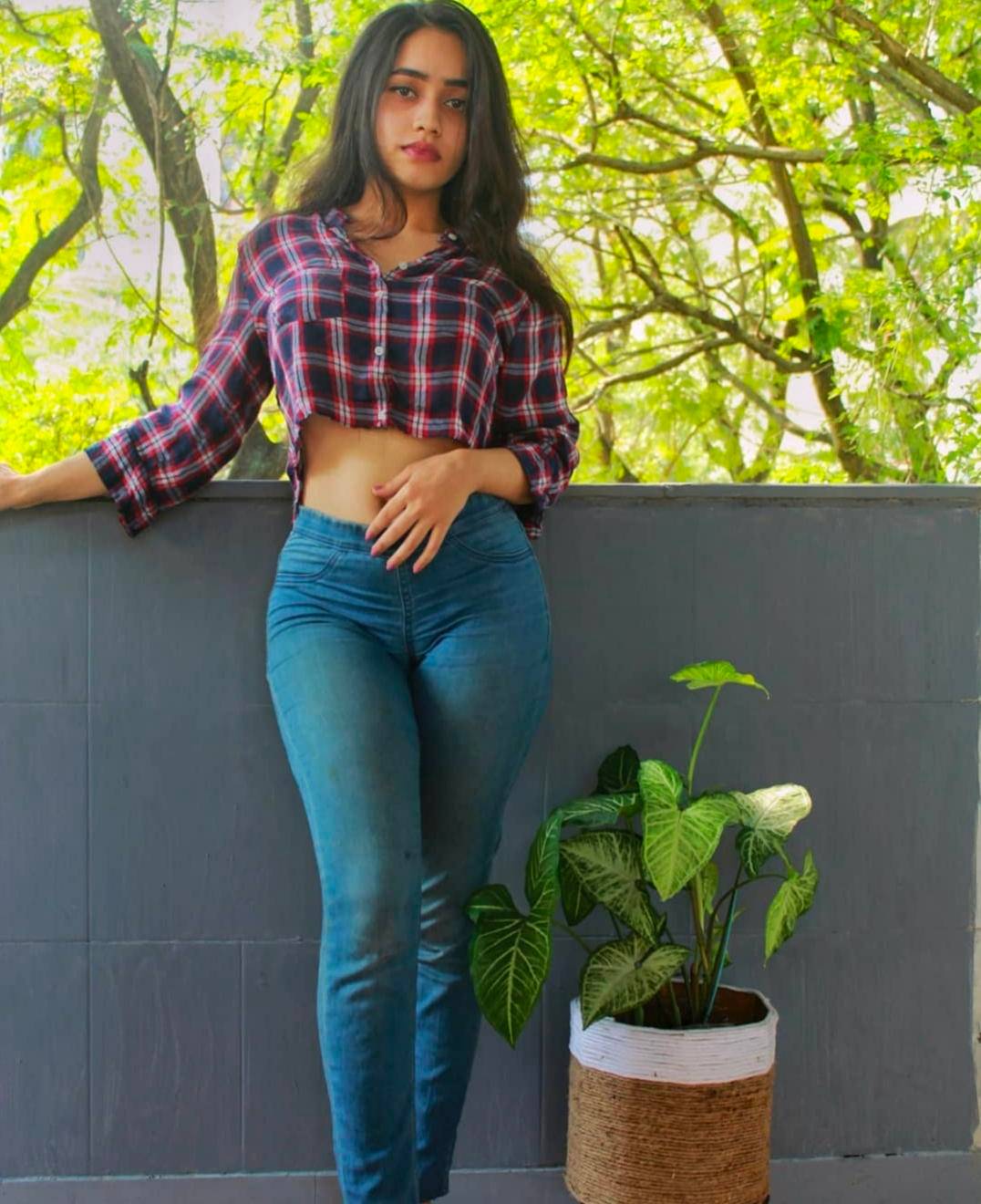 21 F hello guys | Scrolller