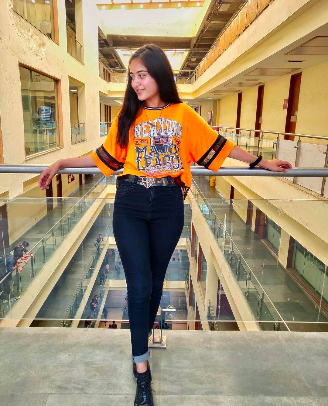 21 f on demand 😅 | Scrolller