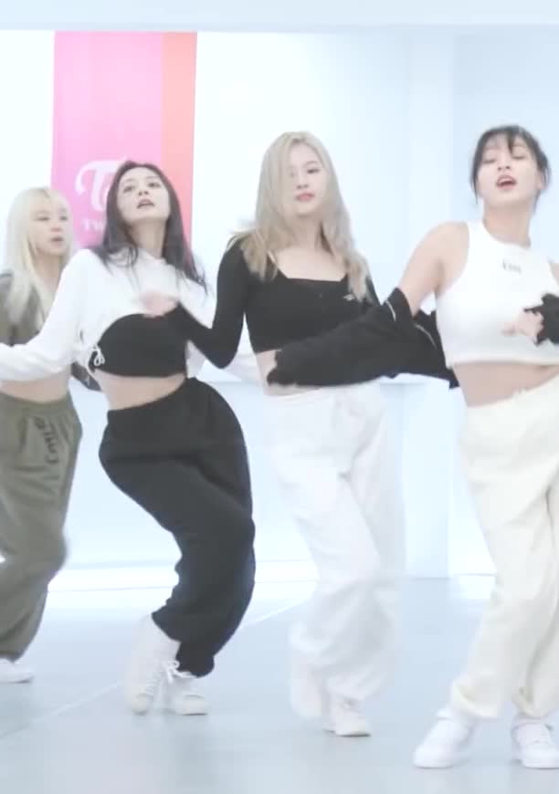 211002 - Minatozaki Sana (+ TWICE) | Scrolller