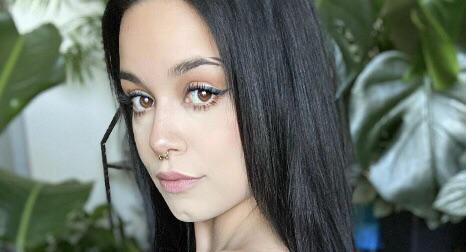 23 year old Latina sister | Scrolller